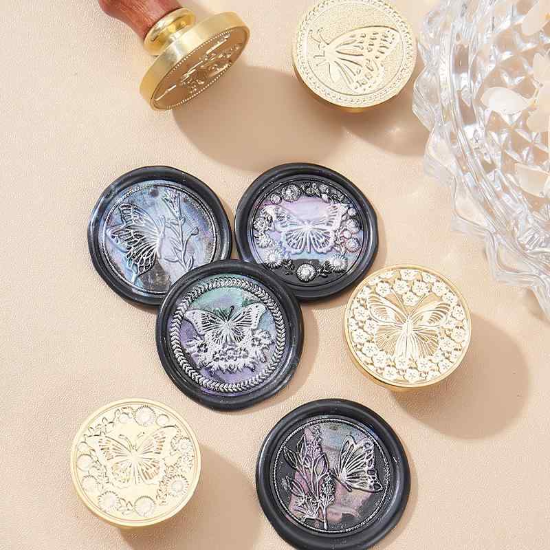 ・カテゴリ: シーリングスタンプ・サイズ: 3cm・形状: 円形・重さ: 35g・柄: 舞う蝶、枝に止まる蝶、百花と蝶、咲き誇る花、蜜を採る蝶、蝶のシルエット、菊