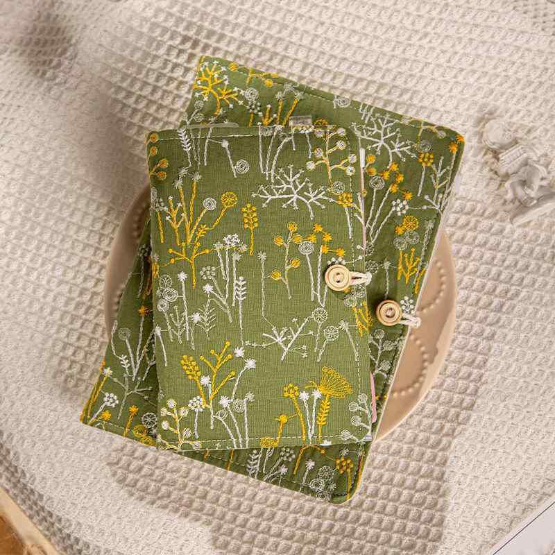 ・カテゴリ: ノート・カバー素材: 布・カラー展開: 青野（立体刺繍）、ピンク（立体刺繍）、ベージュ（立体刺繍）・綴じ方: ルーズリーフ・本文素材: ドウリング紙・本文紙厚: 100g・サイズ/セット: A6（カバーのみ）、A5（カバーのみ...