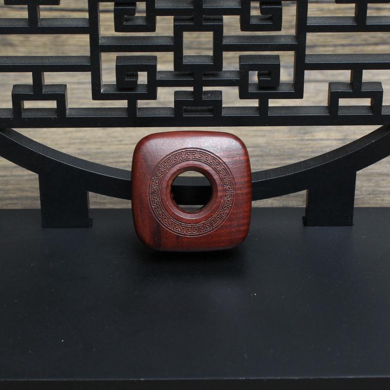 ・主な素材: 棗の木・カテゴリ: 飾り・カラー: 濃色・サイズ: 幅4cm厚さ2cm（紐なし）, 幅4cm厚さ2cm（長紐付き）, 幅4cm厚さ2cm（短紐付き）v・スタイル: モダンミニマリスト