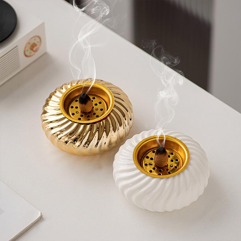 ・素材: 陶器・加工: 電鍍・種類: 旋渦扁円香炉・カラー展開: ゴールド、ホワイト・スタイル: 欧風・用途: 宗教用品、空気清浄用品