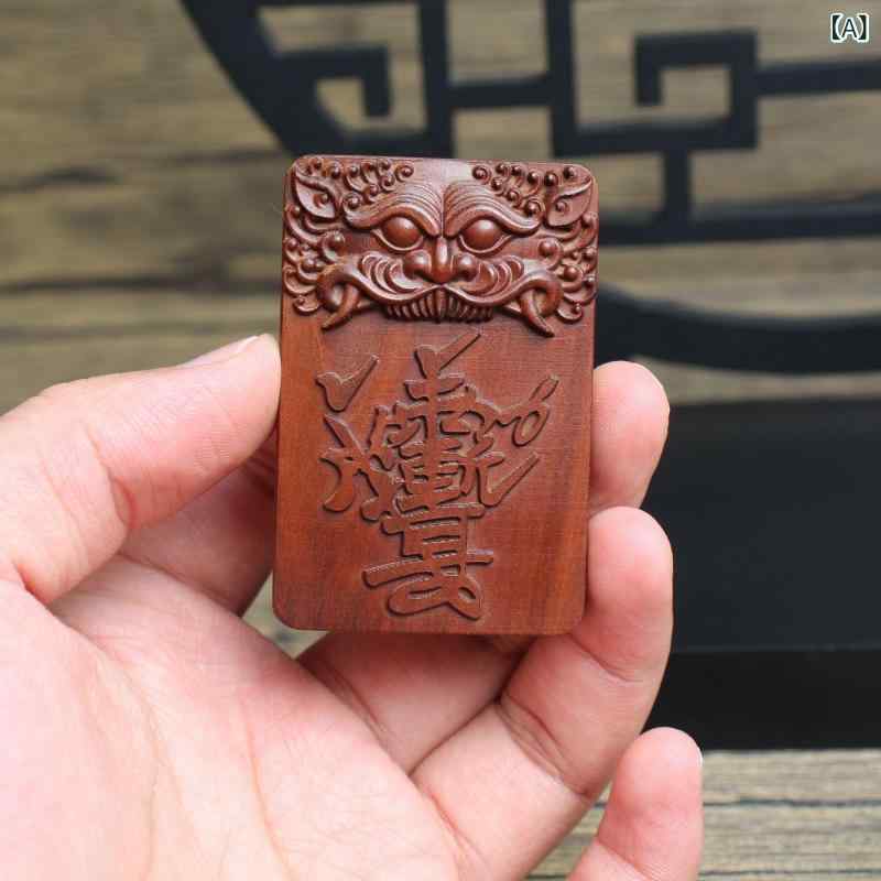 ・素材: ナツメの木・製法: 手作り・カテゴリ: 吊り飾り・正味重量: 約10g・仕様: 虎頭モチーフ、ダークカラー、百日紅、フレームレス・サイズ: 長さ6cm 幅4cm 厚さ1cm（紐なし）、長さ6cm 幅4cm 厚さ1cm（短紐付き）、...
