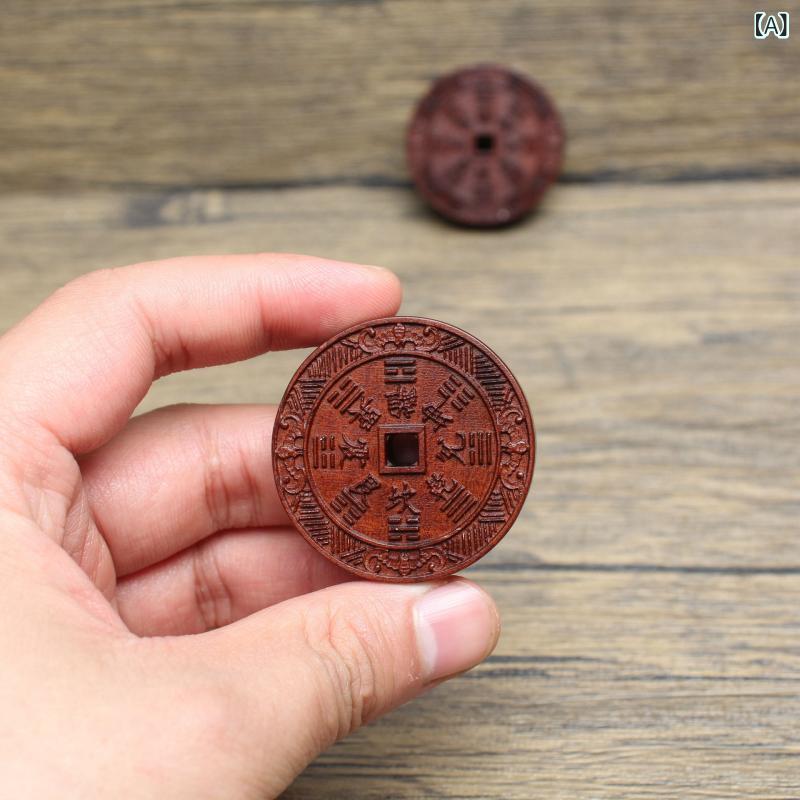 ・素材: 棗の木・加工方法: 彫刻・カテゴリ: 吊り飾り・宗教: 道教・重さ: 10g・仕様: ダークカラー両面山鬼プレーンベース、ダークカラー両面山鬼マットベース・サイズ: 長さ4cm厚さ1cm (紐なし)、長さ4cm厚さ1cm (短紐付...