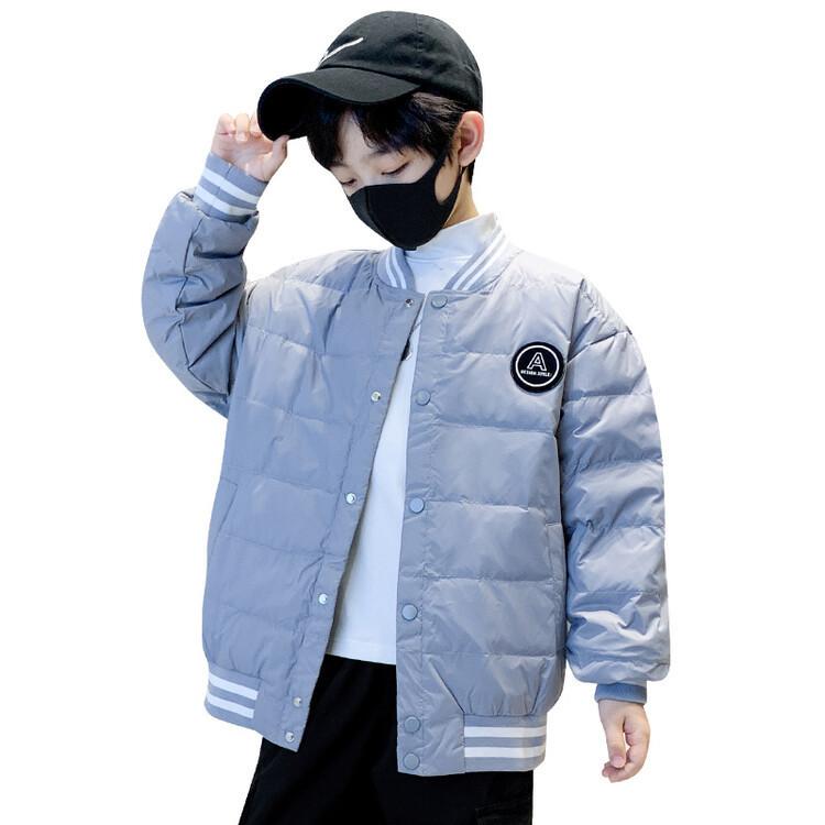・性別: 男性・対象年齢: 中大童（8歳以上、140cm以上）・中綿: ホワイトダックダウン・スタイル: スポーツ・柄: 無地・ダウン含有率: 50～55%・生地加工: 柔軟処理・フード: なし・デザイン要素: スポーツ・着用モデル: あり...
