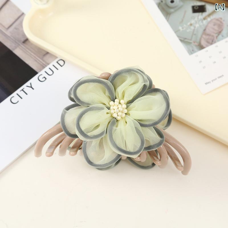 ・カテゴリ: ヘアアクセサリー・種類: クロークリップ・素材: 布・柄: 花柄・スタイル: スイート・カラー展開: 米黄色、淡灰色・サイズ展開: 11cm・対象: 女性・製法: 手作り