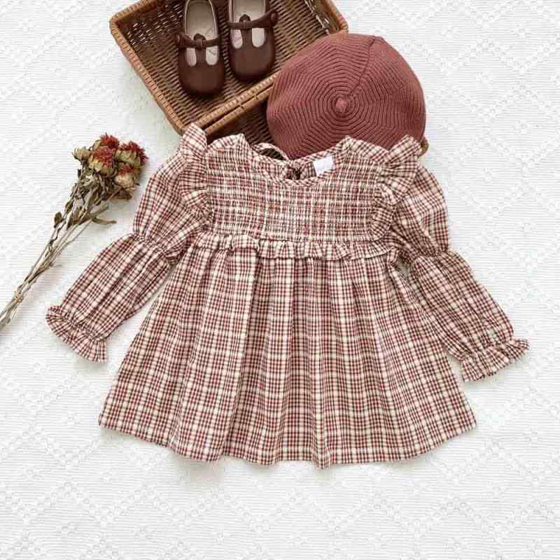 ・カテゴリ: キッズシャツ・スタイル: 欧米・性別: 女児・対象年齢: 3~8歳・襟型: 折返し・クルーネック・袖丈: 長袖・柄: チェック・主な素材: 綿・カラー: オレンジチェック・サイズ展開: 110、120、130、140