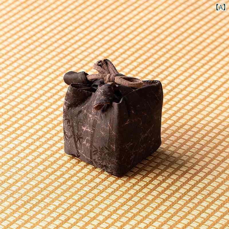 ・カテゴリ: 茶道用収納バッグ・主な素材: 布・スタイル: 新中式・カラー展開: 玄霧-大壺袋、玄霧-小壺袋、玄霧-シングルカップ袋、玄霧-クイックカップ袋、玄霧-1壺2カップ収納バッグ、玄霧-2壺6カップ収納バッグ、玄霧-フルセット収納バッグ