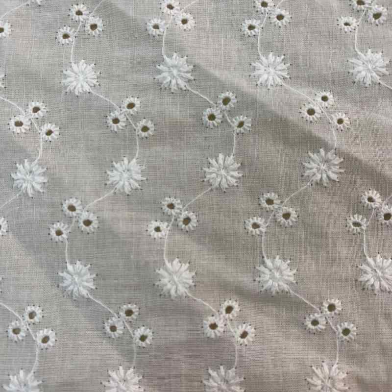 ・素材: 綿・糸番手: 60*60・密度: 90*88・生地幅: 130cm・刺繍工芸: コンピュータ刺繍・主な用途: ワンピース・デザイン: 幾何学柄・トレンド要素: モダン・カラー: ホワイト