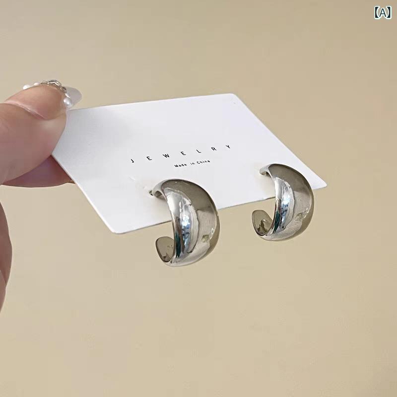 ・カテゴリ: 耳飾りり・主な素材: 銅・形状: U字型、幾何学型・処理技術: 電気メッキ・カラー展開: シルバー、ゴールド・デザイン要素: サークル・スタイル: 文芸レトロ・対象: 女性用