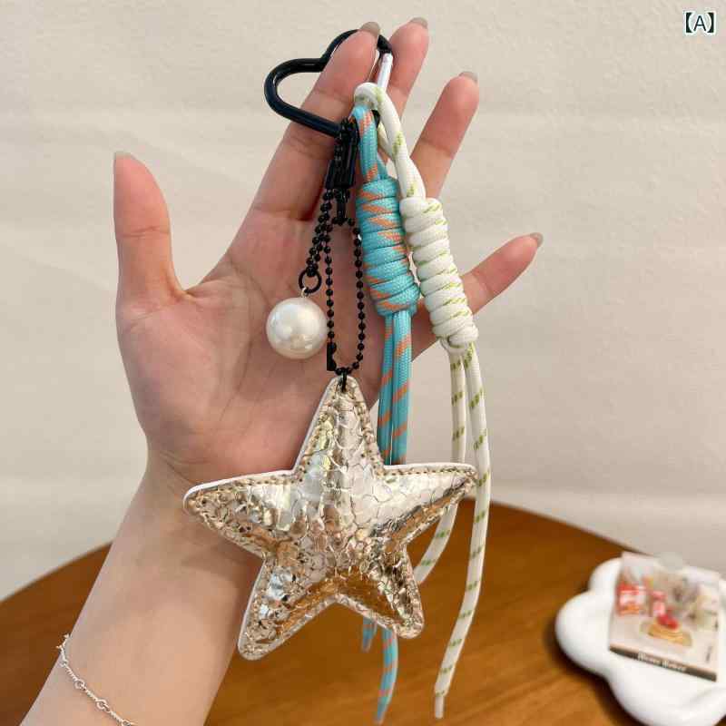 ・カテゴリ: バッグチャーム・カラー展開: シルバー、シャイニーピンク、キャラメル、イエロー・モチーフ: 星、太陽、月、雲、宇宙・デザイン: 星型・スタイル: フェミニン、スイート