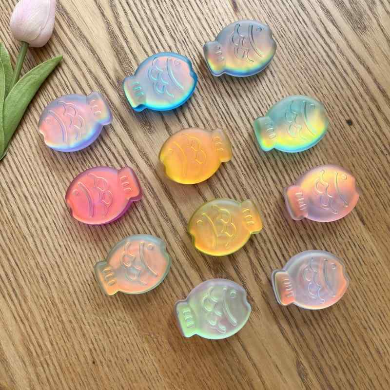 ・カテゴリ: スマホスタンド・タイプ: 伸縮式・スタイル: 汎用・主な素材: プラスチック・カラー展開: グレー、ローズレッド、ブルー、グリーン、オレンジ、イエロー、ピンク、草グリーン、パープル、虹色ホワイト
