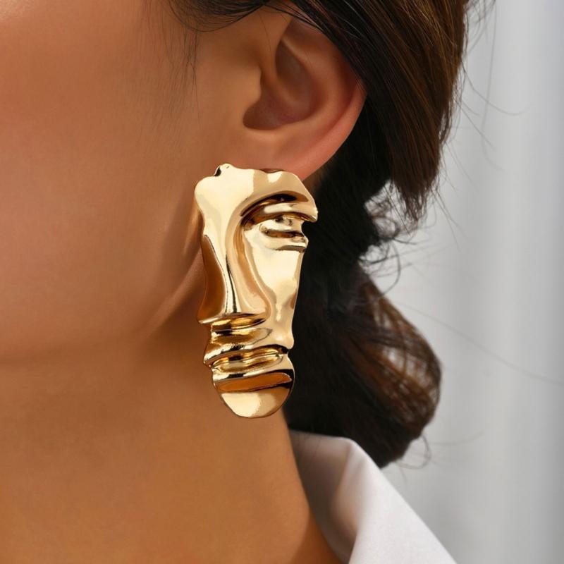 ・カテゴリ: 耳飾・主な素材: 金属・処理技術: メッキ・デザイン: キャラクター・カラー展開: ゴールド（大）、ゴールド（小）・トレンド要素: 人像、形状・パターン・スタイル: ファッション通勤・対象: レディース