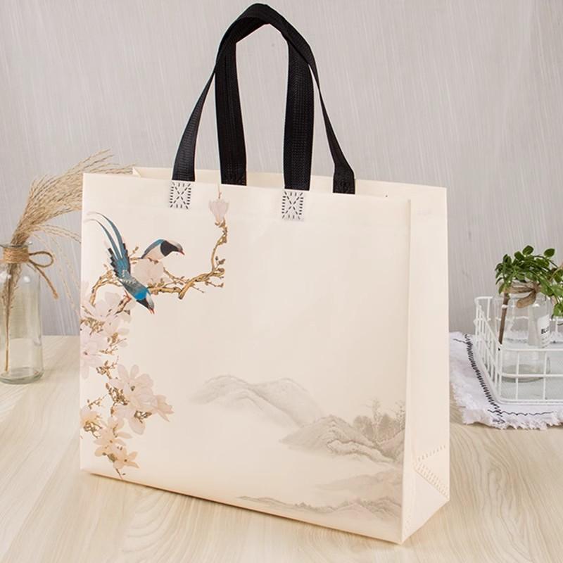 ・スタイル: 手提げ袋・主な素材: 熱合不織布・印刷加工: 覆膜・自重: 80g/m²・底面側面: 底付き側面付き・サイズ展開: 27×32×10cm、30×40×10cm、33×45×12cm