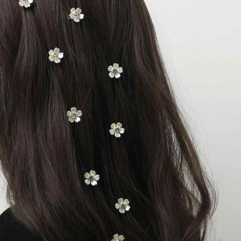 ・カテゴリ: ヘアアクセサリー・主な素材: プラスチック、樹脂・加工技術: 電気メッキ・タイプ: ヘアクリップ、編み込みヘアピン・カラー展開: ホワイト、ローズレッド、ブルー、パープル、ライトブルー、ピンク、オレンジ、グリーン・デザイン: ...