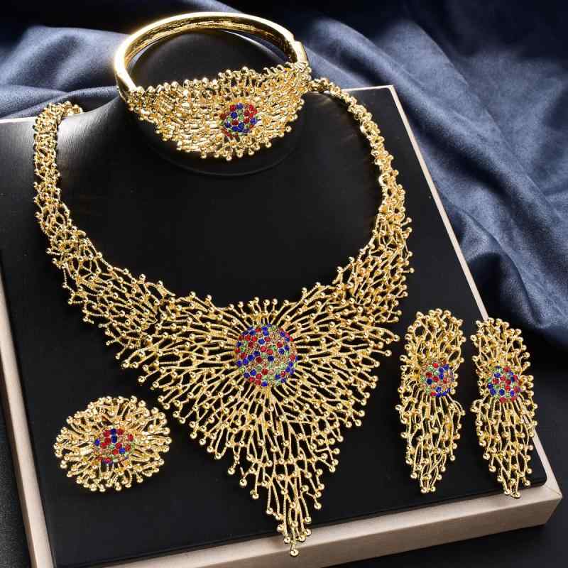 ・素材: 金メッキ・処理工程: インレイ・セット内容: ピアス、ネックレス、ブレスレット・インレイ素材: ラインストーン・チェーンタイプ: ツイストプレートチェーン・ペンダント素材: ラインストーン・柄: 幾何学・カラー展開: ミックスカラ...