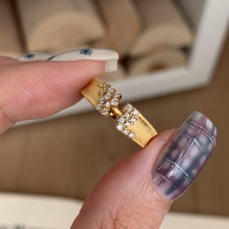 ・カテゴリ: リング・素材: 銅・デザイン: 幾何学的形状・技術: 電気メッキ・カラー展開: ブラッシュドスターリング・流行要素: 星・スタイル: レトロ、文芸レトロ・対象: レディース