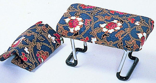 持ち運びができ、お参りが楽になります。ご先祖供養のお供に！まことに恐れ入りますが、お届けの都合上、カード決済もしくは銀行振り込みでのご購入をお願い申し上げます。 大きさ 幅17cm×奥行10cm×高さ10.5cm折りたたみ式　収納袋付。 材...