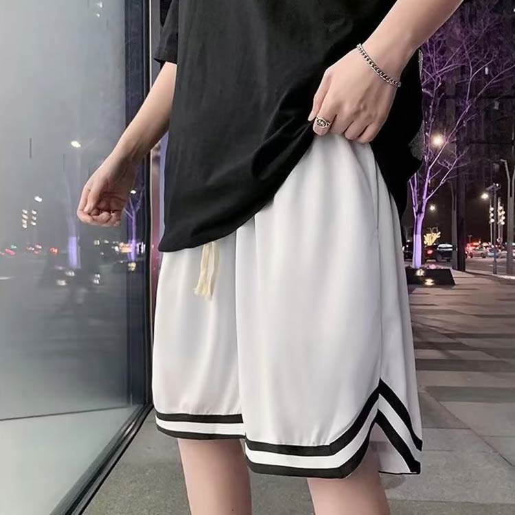 ウエストはゴム仕上げなので着脱も便利で、ウエストの調整がしやすいのがポイント。 ●商品の色は、撮影時の光や、お客様のモニターの色具合などにより、実際の商品と異なる場合がございます。あらかじめ、ごください。 ●製品によっては、生地の特性上、洗...