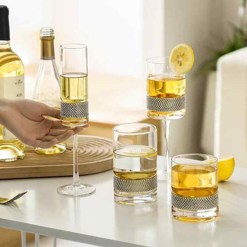 ブランド: 雲の帆貨物番号: ワイングラスですか: いいえ製品カテゴリ: ドリル巻きシリーズ材質: クリスタル容量: 301-400mlスタイル: モダンなシンプルさカラー: ワイングラス --[透明色ゴールドドリル],シャンパングラス -...
