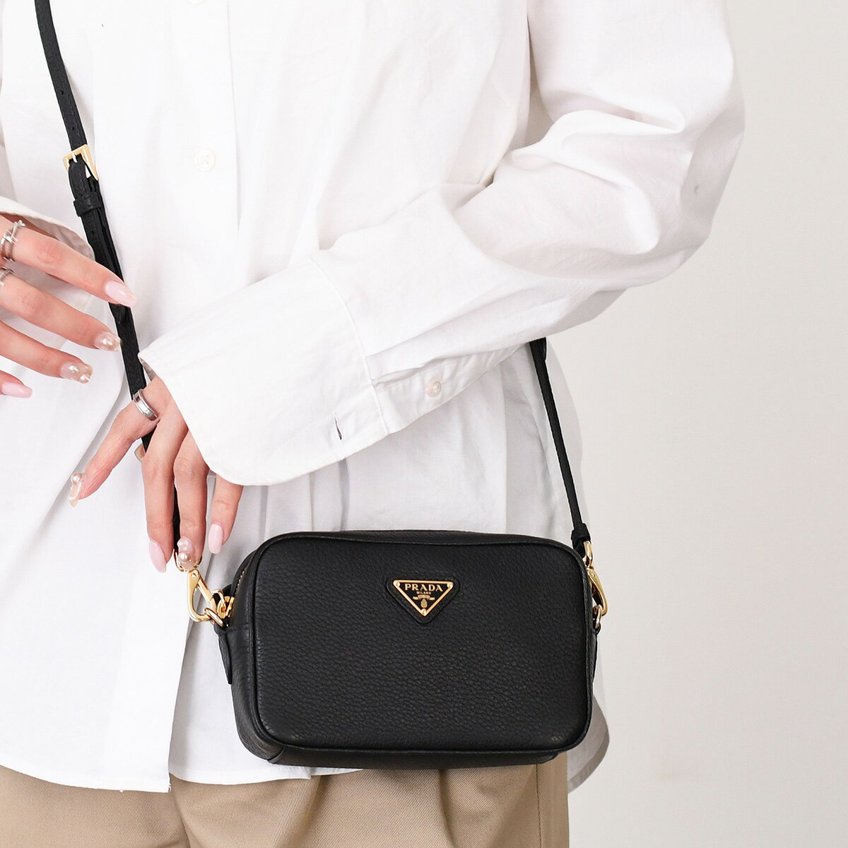 ブランド PRADA カテゴリー レディースアイテム > BAG バッグ PRADA > レディース バッグ 品番 1NF060 2DKV カラー F0002 BLACK(ブラック) 素材 牛革 付属品 ブランド専用保存箱/ブラ...