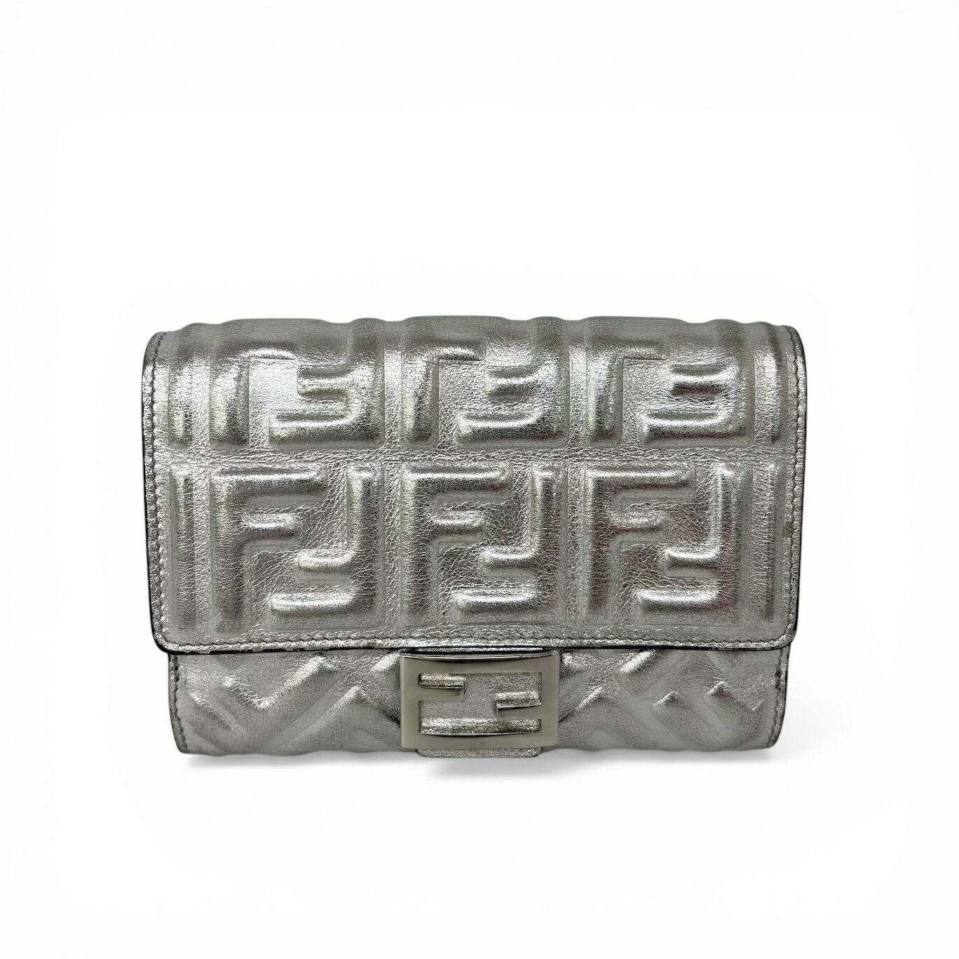 【商品詳細】 ブランド名：FENDI フェンディ 商品名：バゲット FFモチーフ 二つ折り財布 ライン：バゲット 型番：3M0419-AA72 製造番号：268-0242 対象：レディース カラー：シルバー 素材：レザー 金具カラー：シルバ...