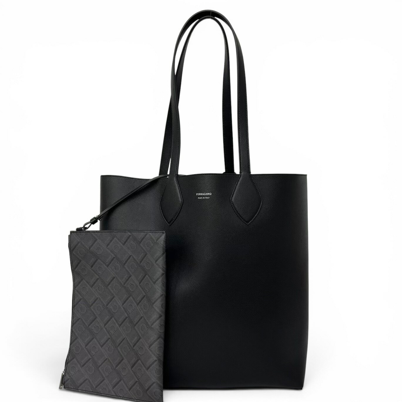 【商品詳細】 ブランド名：FERRAGAMO / フェラガモ 商品名：リバーシブル トートバッグ ライン：- 型番：24 1680 対象：レディース カラー： 素材：レザー 金具： 生産国：イタリア 付属品：掲載写真に写っているものがすべて...