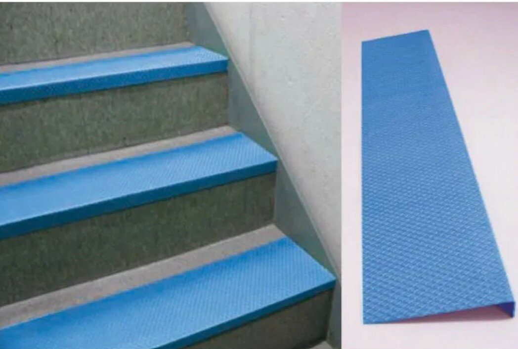 《商品の説明》 ※本商品は法人様限定販売品となります※ ※北海道／沖縄／離島／個人宅配送出来ません※ [固い]ダイヤステップサポート　900mm×190mm×35mm コンクリート階段養生に最適！！ ダイヤ柄のシボが付いており滑りにくいコン...