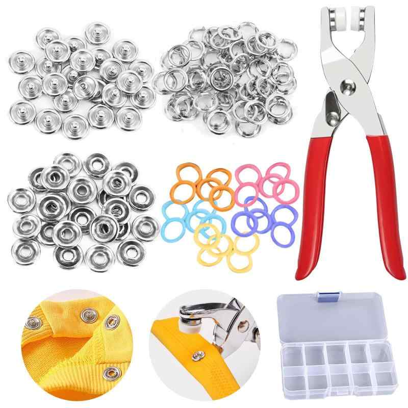 スナップボタン【100個入り】ハトメパンチセット金属リングボタン DIY手作り、ペンチ付き、操作が簡単、布革製品、衣類、帽子、バッグ、靴、ジーンズアクセサリーなどに適し【素材】ガーメントスナップボタンは高品質の素材で作られており、軽くて丈夫...