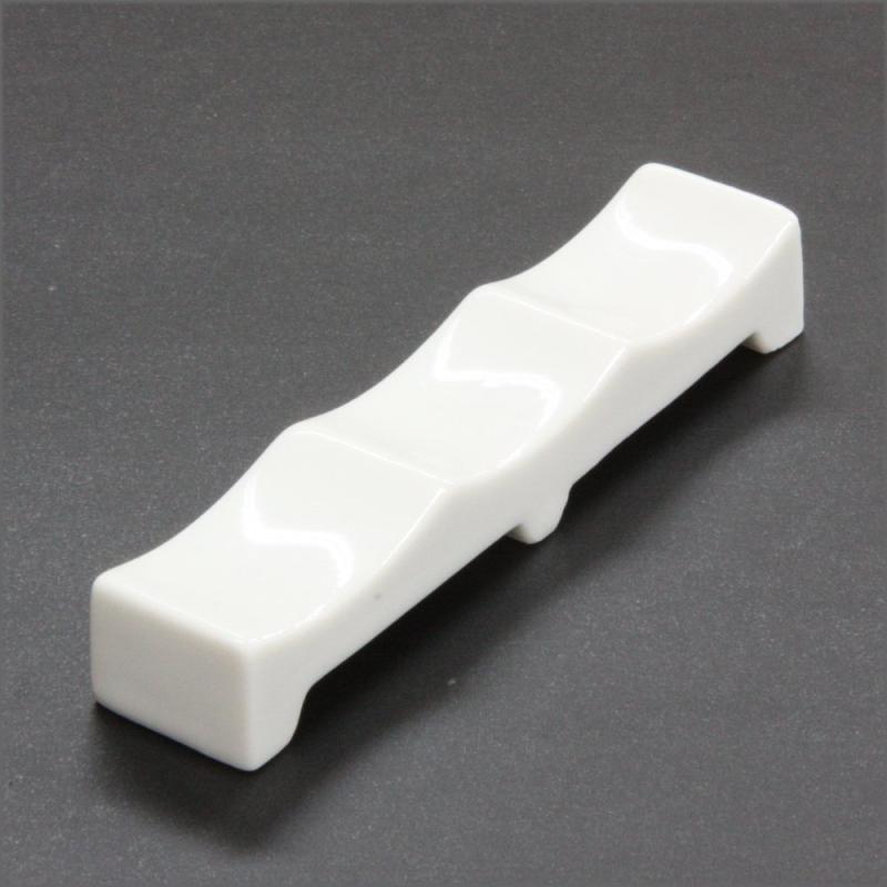 弘梅堂 筆置き 角型 黄地（白） 美濃焼3つのくぼみ、細筆から太筆まで、複数の筆が同時に置けるシンプルで飽きのこないデザイン使用用途 お習字の途中、筆を休めるときに使用商品サイズ 95×20×15mm材質 陶器　・色 白