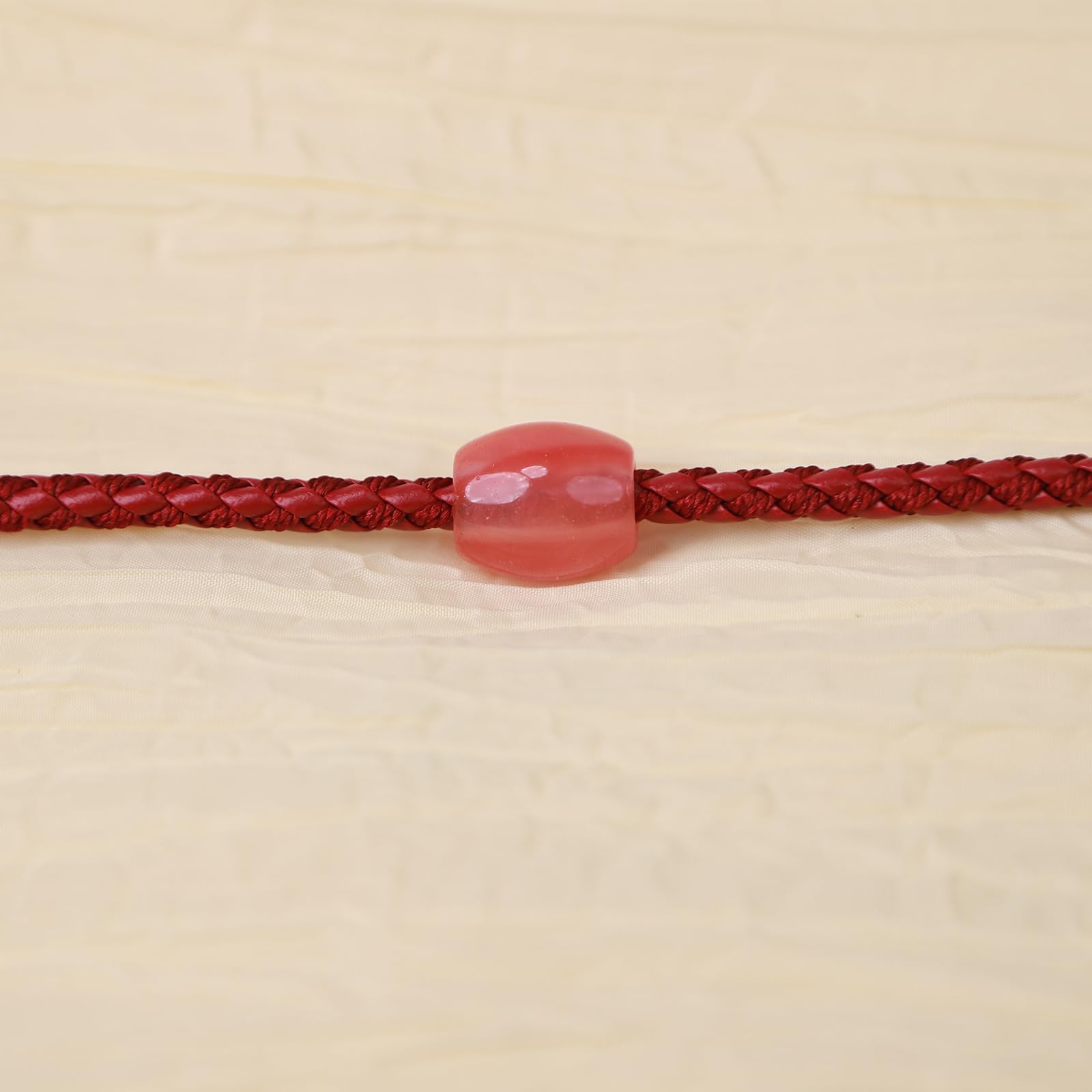 【商品仕様】[サイズ]（紐）長さ約160cm×太さ約6mm （天然石）約16×18mm [素材]ポリエステル　レザー　天然石。※天然素材を使用しているため、色模様、内包物に個体差があります。。【幅広く活躍】艶やかな天然石付きの飾り玉が付いた...