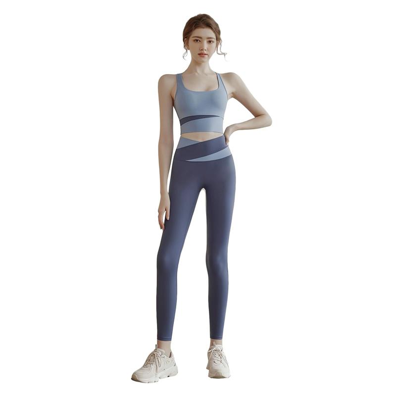 [Karsaer] ヨガウェア上下セット レディース ノースリーブ キャミソール おしゃれ スポーツウェア クロップド 通気性 伸縮性 吸汗速乾 ワークアウトセット トレーニングウェア カップ付き ヨ【快適さのトップ】運動する時は、バストの...