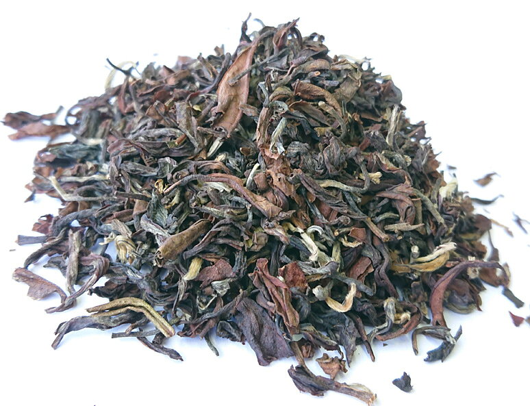 大ぶりな茶葉でシルバーチップがたくさん含まれており、水色は濃いオレンジ色です。 華やかな香りが口いっぱいに広がり、上品な味わいです。 ※かさがあるため、宅配便専用商品です。 メール便対応はしていません。 名称 紅茶 原材料 紅茶 原産国 イ...