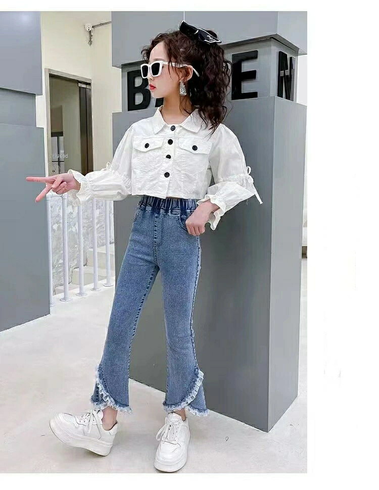 女の子用 ボア裏起毛 フレアデニムパンツ 商品の特徴 秋冬の定番デニムに、あったかボア裏起毛をプラス！ 寒い季節でもぽかぽか。肌触りの良い起毛裏地で、子供の活動的な一日を温かくサポートします。 脚長効果バツグン！「遮肉??版型」を実現するフ...