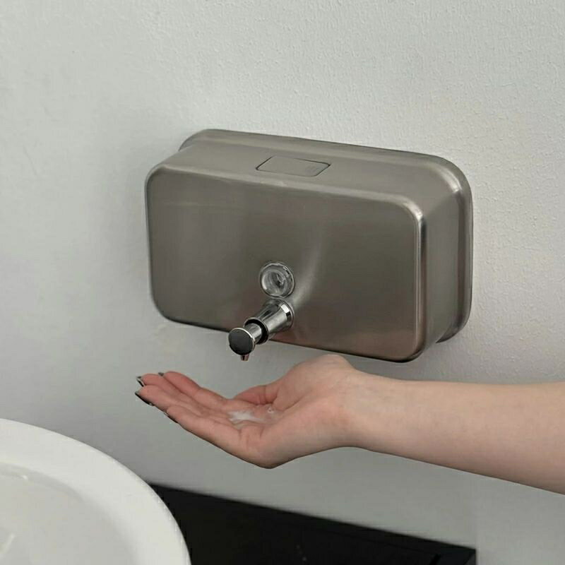 光沢を抑えるヘアライン加工を施した壁付け用のソープディスペンサーです。 水に強く丈夫なステンレス製でさびにくく、壁付けタイプのためお手入れも簡単です。 ※市販の液状ソープを詰め替えてご使用ください。 ※取り付けは付属のネジをご使用下さい。 ...