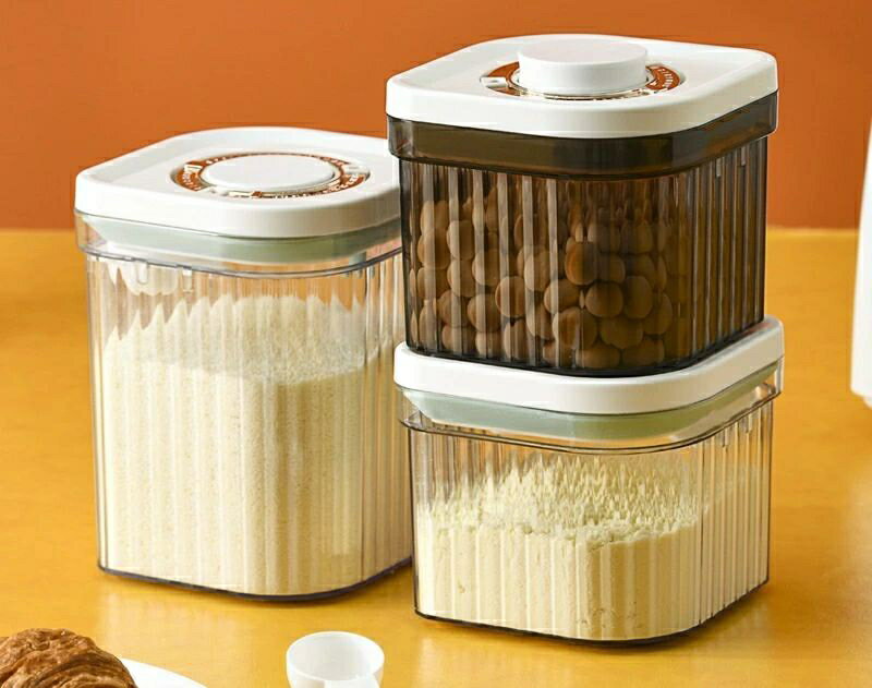 【使いやすい】：粉ミルク容器はプッシュオープン設計を採用しており、手で簡単に操作できます。蓋には、瓶の口に掛けられるフックが装備されており、清潔さと衛生を確保します。 【省スペース】：食品保存容器には、レシピを平らにして正確な計量を行うため...