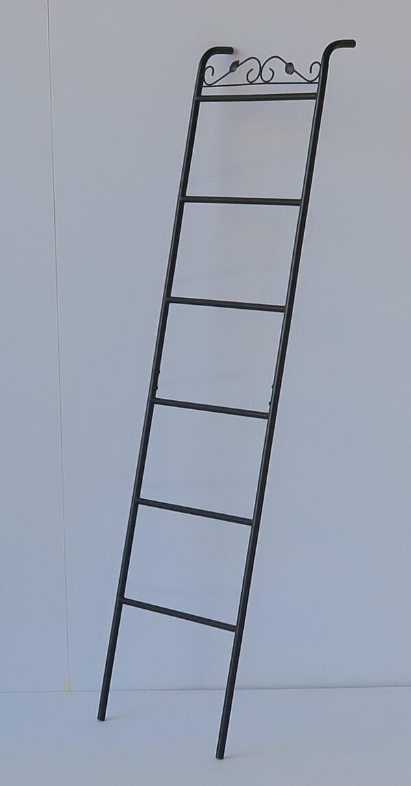 リーフの飾りを施した可愛いアイテムです。 アンティーク感もありながらシンプルなデザインも人気です。 ガーデニングでも利用できます。 ★お客様組立商品になります。 【製品サイズ】巾450・高さ1700・奥行き100(mm) 【梱包サイズ】巾4...