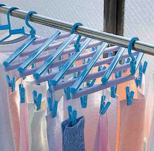 洗濯物の量に合わせて伸び縮み スペースに合わせて伸びた縮んだりムダなく干せます。 生産地 日本 サイズ 商品サイズ：W（150~1145）×D（390~70）×H220mm 素材 本体、フック、ピンチ：ポリプロピレン、バネ：スチール 注意事...