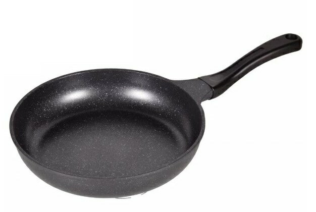 アルミ鋳物製で軽量を実現し、金属ヘラも使えるマーブル加工を施したフライパンです。サイズ全長475×幅270×高さ85mm個装サイズ：48×27×9cm重量個装重量：625g素材・材質本体:アルミニウム合金、取っ手:フェノール樹脂仕様ガス火専...