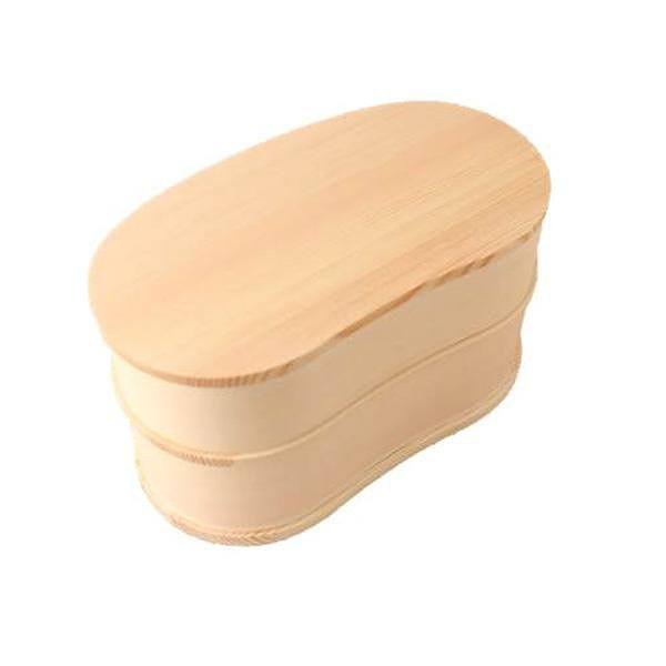 職人の手づくりにこだわった、昔なつかしい曲げわっぱ弁当箱です。ご飯を入れると木が余分な水分を吸収し、風味を損なわずにいただけるという昔の人の知恵が生きています。サイズ幅17×奥行9×高さ9.7cm個装サイズ：10×18×10.3cm重量個装...