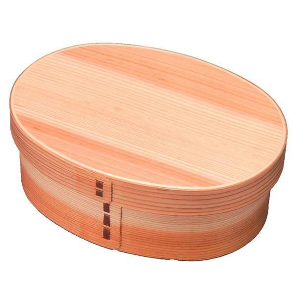 職人の手づくりにこだわった、昔なつかしい曲げわっぱ弁当箱です。ご飯を入れると木が余分な水分を吸収し、風味を損なわずにいただけるという昔の人の知恵が生きています。サイズ幅19×奥行15×高さ6cm個装サイズ：15.5×19.5×7cm重量個装...