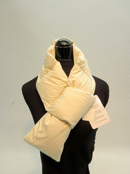 ダウンジャケットのような軽いマフラー。マフラー端の袋部分に本体を収納でき、コンパクトに持ち運びできます。着用もホールに通すだけで簡単です。 サイズ・容量：幅12cmx長さ82cm 素材・成分：ポリエステル100％ お届けが1週間程度かかる場...