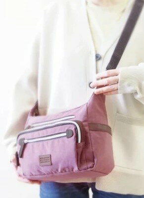 軽量で大人気！機能的なADEL-アデル-☆軽やかな春色☆ショルダーバッグ 【ADELーアデルー】 多機能＆軽量がうれしい！ ■商品仕様■ ・天ファスナー ・前ファスナーポケット付 ・後ろマグネットポケット付 ・両横ポケット付 ・内ポケット×...