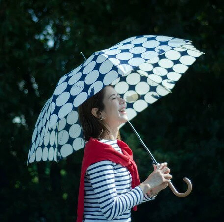 ハンドルは持ちやすい太さ＆「猫います」シール付き。 贈り物にぴったりなメッセージタグも付いています。 強度と柔軟性に優れたガラス繊維強化プラスチック「グラスファイバー骨」を親骨と受骨に使用しています。風に強くて折れにくく、また軽くて錆びにく...