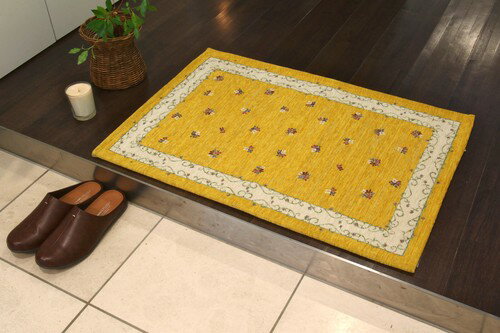 全厚約10mmのため、つまずく心配が少なく、 手洗い可能のため汚れても安心で、折り畳みOKなので 大きなサイズであってもかさばらず保管いただけます。 毛足が長すぎないのでゴミが絡まりにくく、 お手入れもコロコロか掃除機でOKなのでラクラクで...