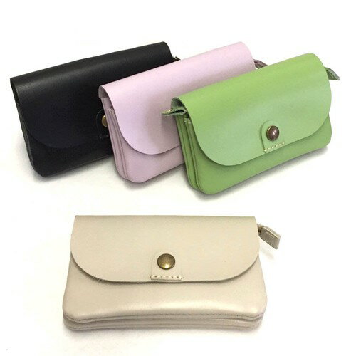 手を洗うように頻繁に洗えたらいいのですが、洗うこともできず、アルコール消毒を革に使用するのは当然ダメージがあります。 そこで登場したのが抗菌加工を施したレザーを使用したマルチポーチです。 増えてしまったポイントカード入れとしてや、イヤホン・...