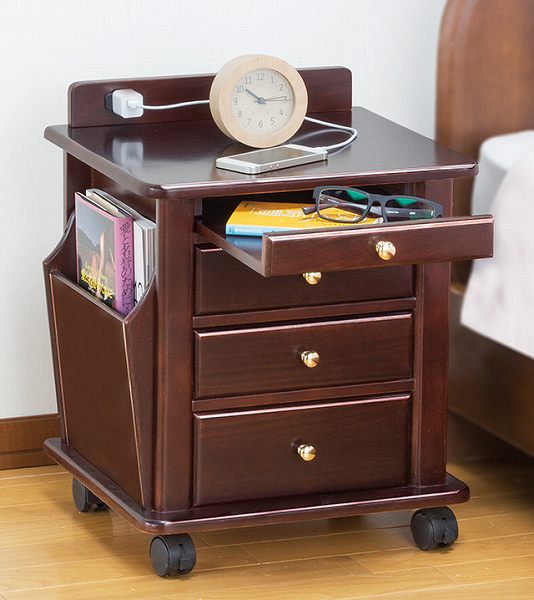 リビングやベッドサイドに手近にあると何かと便利！ ●背かざりにはコンセント付きで携帯の充電などに便利。リビング周りでも大活躍。 ●インテリア性の高いお洒落な背かざり。 ●引き出しの一杯は鍵付きなので、大切な物も安心して収納できます。 ●スラ...