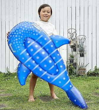 水族館で大人気のあの巨大なジンベイザメをリアルに再現したユニークなフロートです。 サイズ・容量 ：130x92cm 素材・成分：塩化ビニール 空気入れはお客さまにてお願いします。お届けが1週間程度かかる場合があります。北海道・沖縄・離島は別...