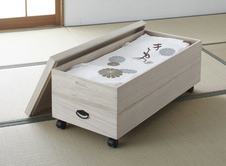 ●大切な衣装の収納に。 ●2段タイプは移動に便利なキャスター付き。 ●タトウ紙を折らずに収納できます。 ●完成品 ■サイズ・容量 幅91×奥行き41.5×高さ36.5cm ■生産地：日本 ■素材・成分：天然木（桐）、天然木化粧合板（桐合板）...