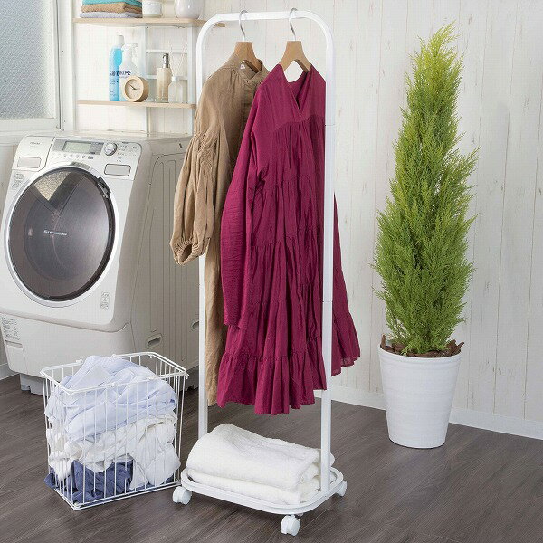部屋干し用にも使える便利なハンガーラックです。 大容量のバスケットは持ち運びができてとっても便利。 キャスター付きなので、お掃除の時は簡単に移動できます。 ＊お客様組み立て式　（組み立て時間約30分） 商品サイズ 外寸：幅28.5×奥行38...