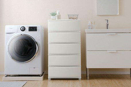 前パネルはマットな質感で、お部屋に馴染みやすいデザインです。フレーム・引き出し・天板・前パネルを組み合わせて完成します。一体型フレームでぐらつきません。組み立て時間は約10分程です。天板の裏にパイプが2本あるので、上に物を載せてもたわみにく...