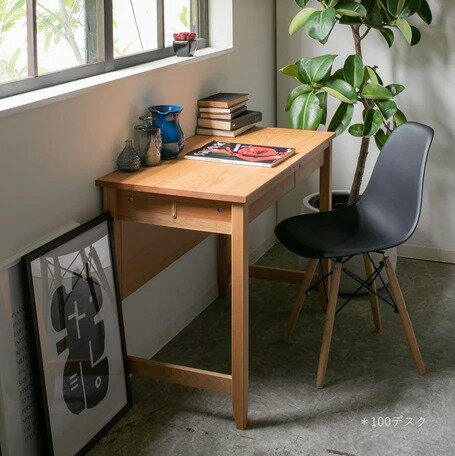 愛着を持って使っていただけるよう、引出しの取っ手は触れるたび 木の素材感を感じて頂けるデザインにしました♪ 引出しは3段引きのフルオープンタイプで出し入れしやすく、 内部には仕切り板もあるので小物の収納にも便利です。 デスク両側面に使わない...